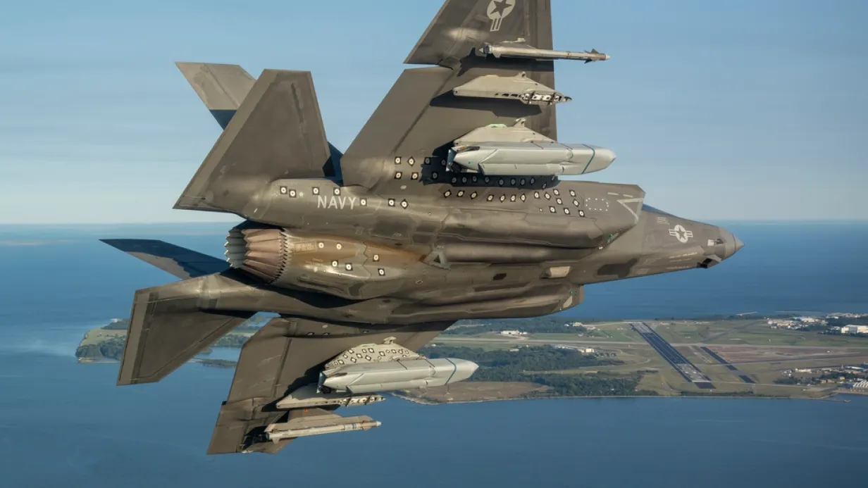 F-35 erstmals mit Stealth-Rakete AGM-158C gezeigt