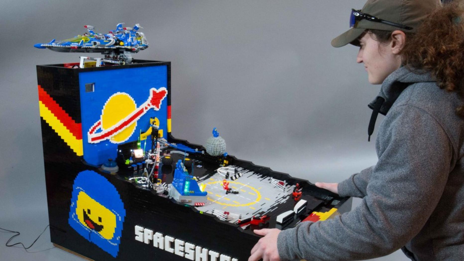 Bastlerin baut Flipper-Automaten aus Lego-Steinen