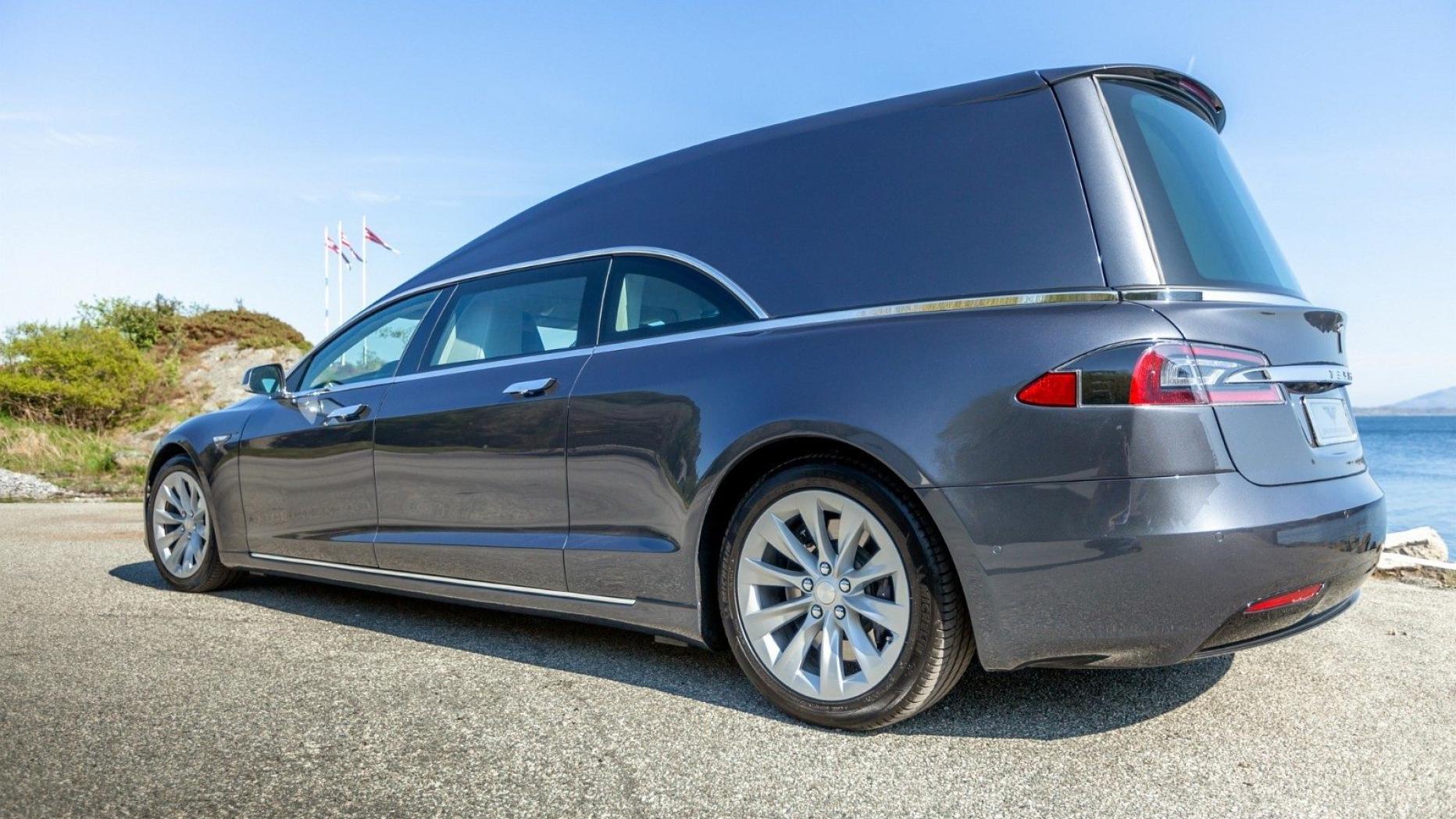 Leichenwagen-Tesla wird um 186.000 Euro verkauft