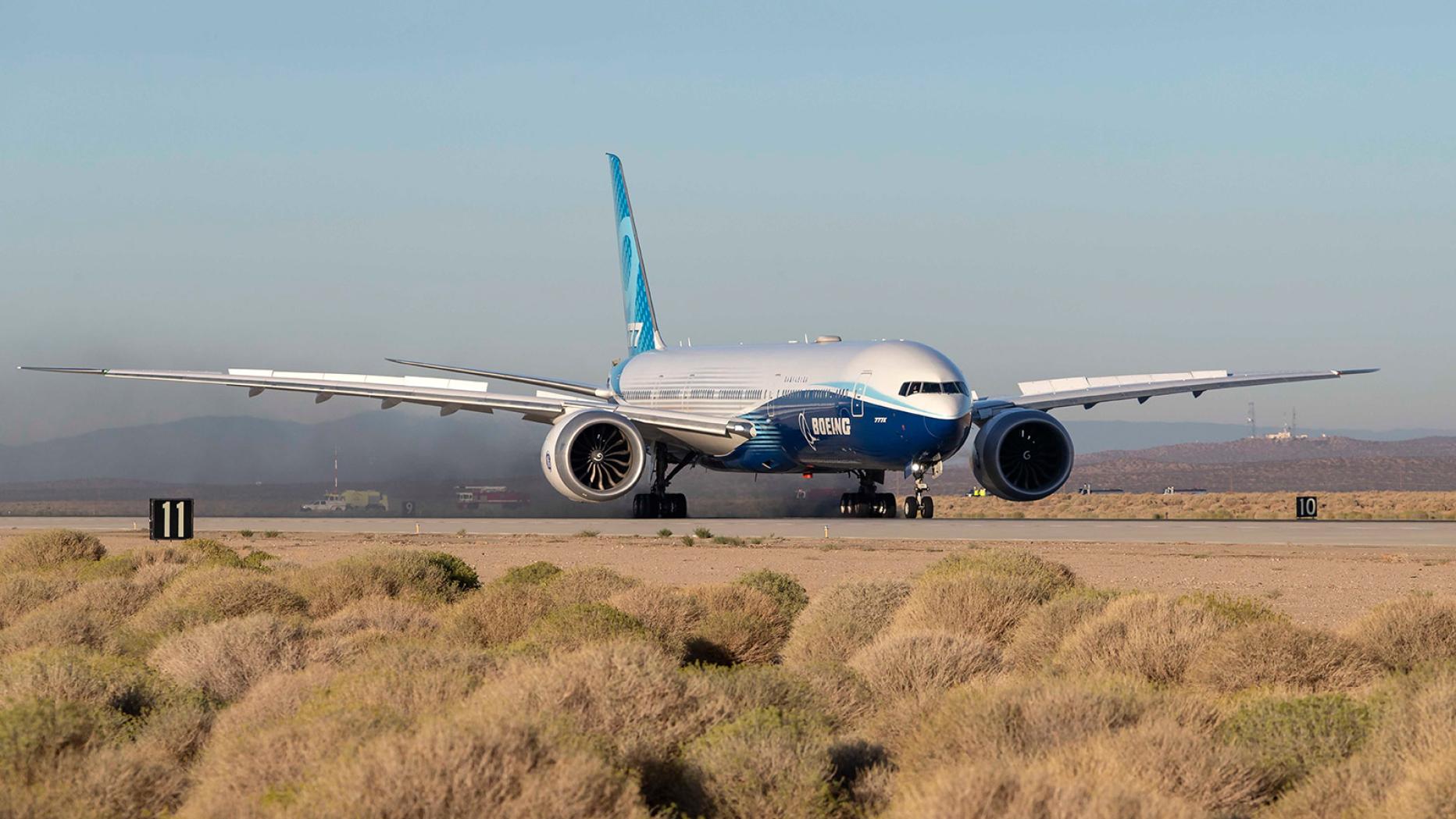 Boeing 777 bremst so hart, dass die Räder brennen