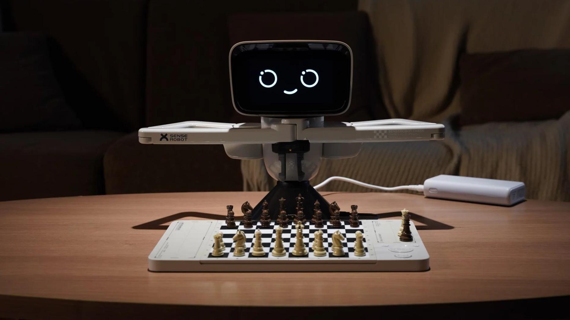 Dieser tragbare Roboter spielt Schach mit euch