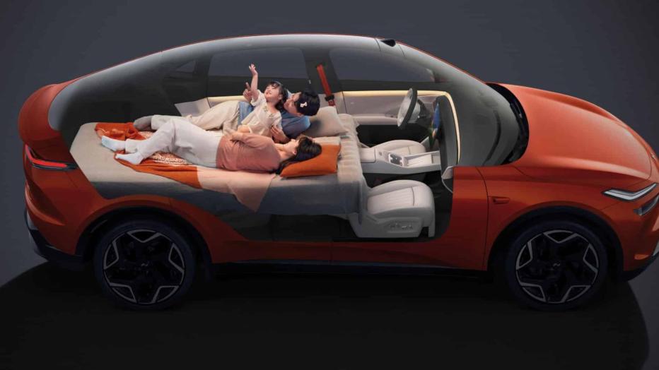 Chinesisches E-Auto ist Wohnzimmer, Camper und Kino zugleich
