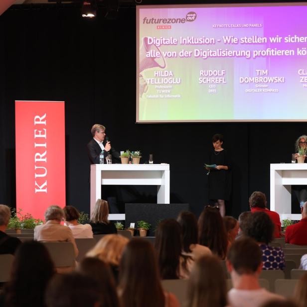 Rudolf Schrefl (CEO Drei), Claudia Zettel (Chefredakteurin KURIER futurezone), Hilda Tellioğlu (Informatik-Professorin TU Wien) und Tim Dombrowski (Geschäftsführer Digitaler Kompass) diskutierten beim SPEAK OUT Festival über digitale Inklusion.