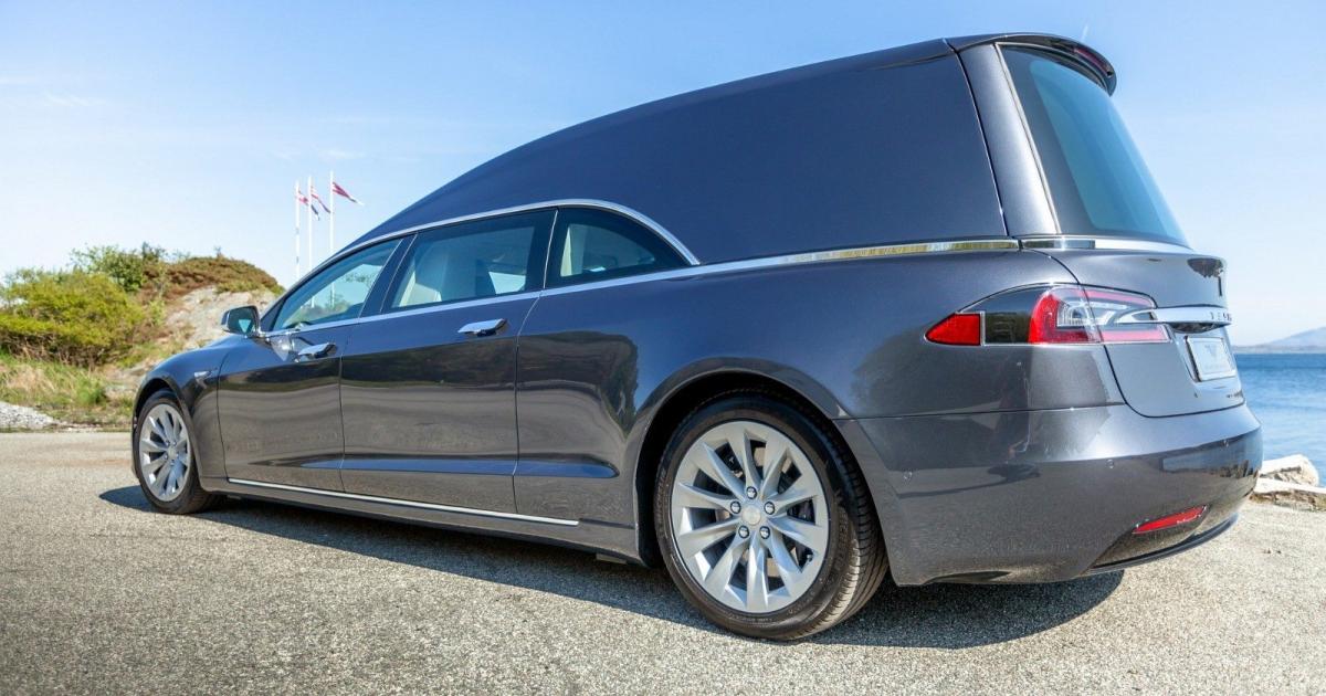 Leichenwagen-Tesla wird um 186.000 Euro verkauft