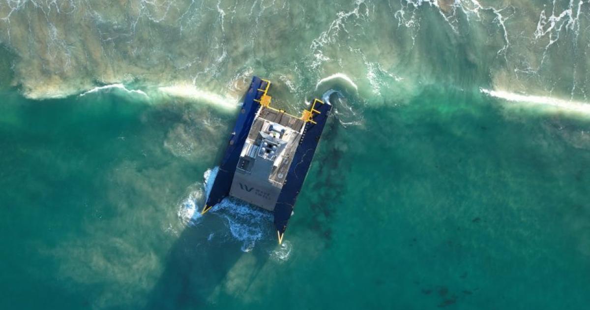 Schwimmendes Kraftwerk erzeugt Strom aus Wellen