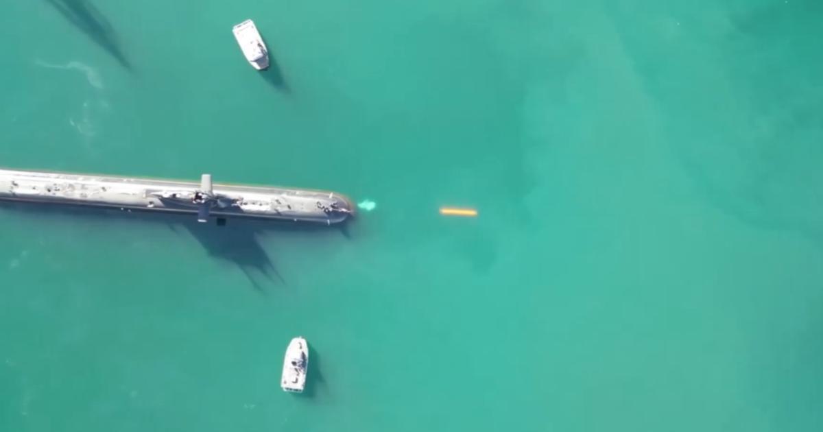 Video zeigt aus Vogelperspektive, wie ein U-Boot einen Torpedo abfeuert