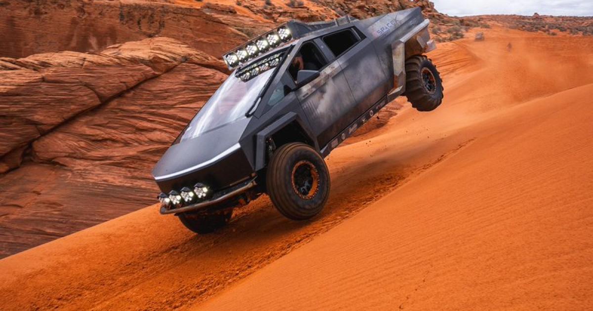 Cybertruck gegen Pistenraupe: Wer gewinnt das Seilziehen im Sand?